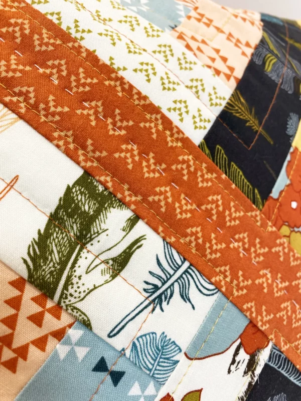 Patchwork-Kissenhülle – Disappearing Log Cabin – Nomad – Serendipity Quilts